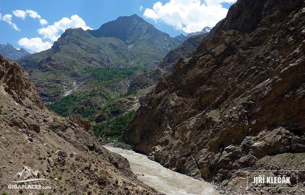 Drive in Canyon Rondu - Beautiful way from Gilgit to Skardu ...