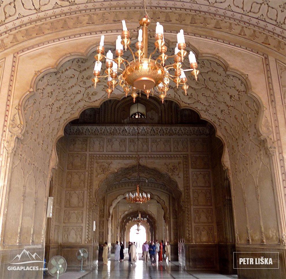 Visit of Badshahi mosque - The most beautiful mosque of Mughal era ...