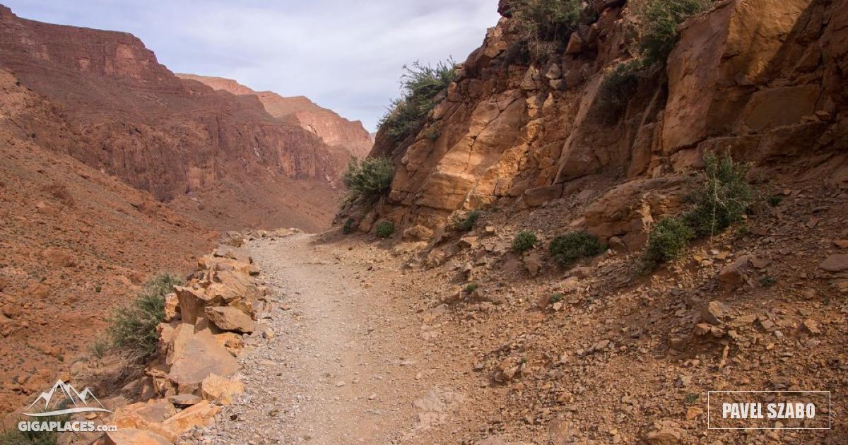 Hike above the gorge of Todra - Through Todra gorge into the mountains ...