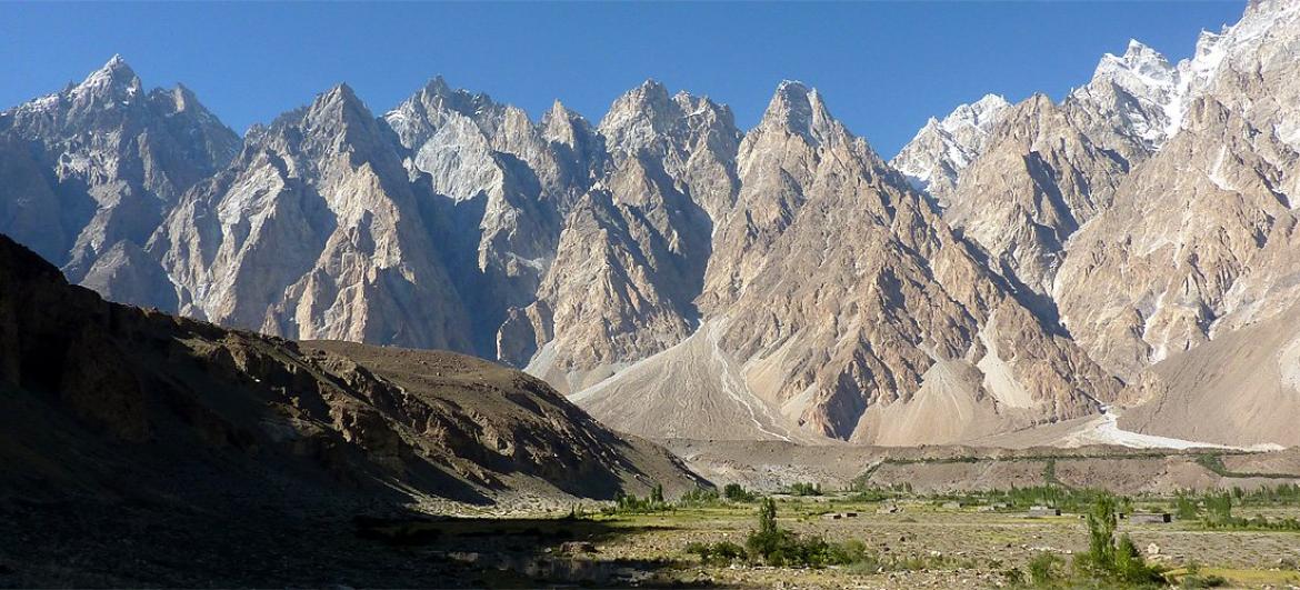 Walk in Passu - Walk under the Passu Cathedral | Gigaplaces.com